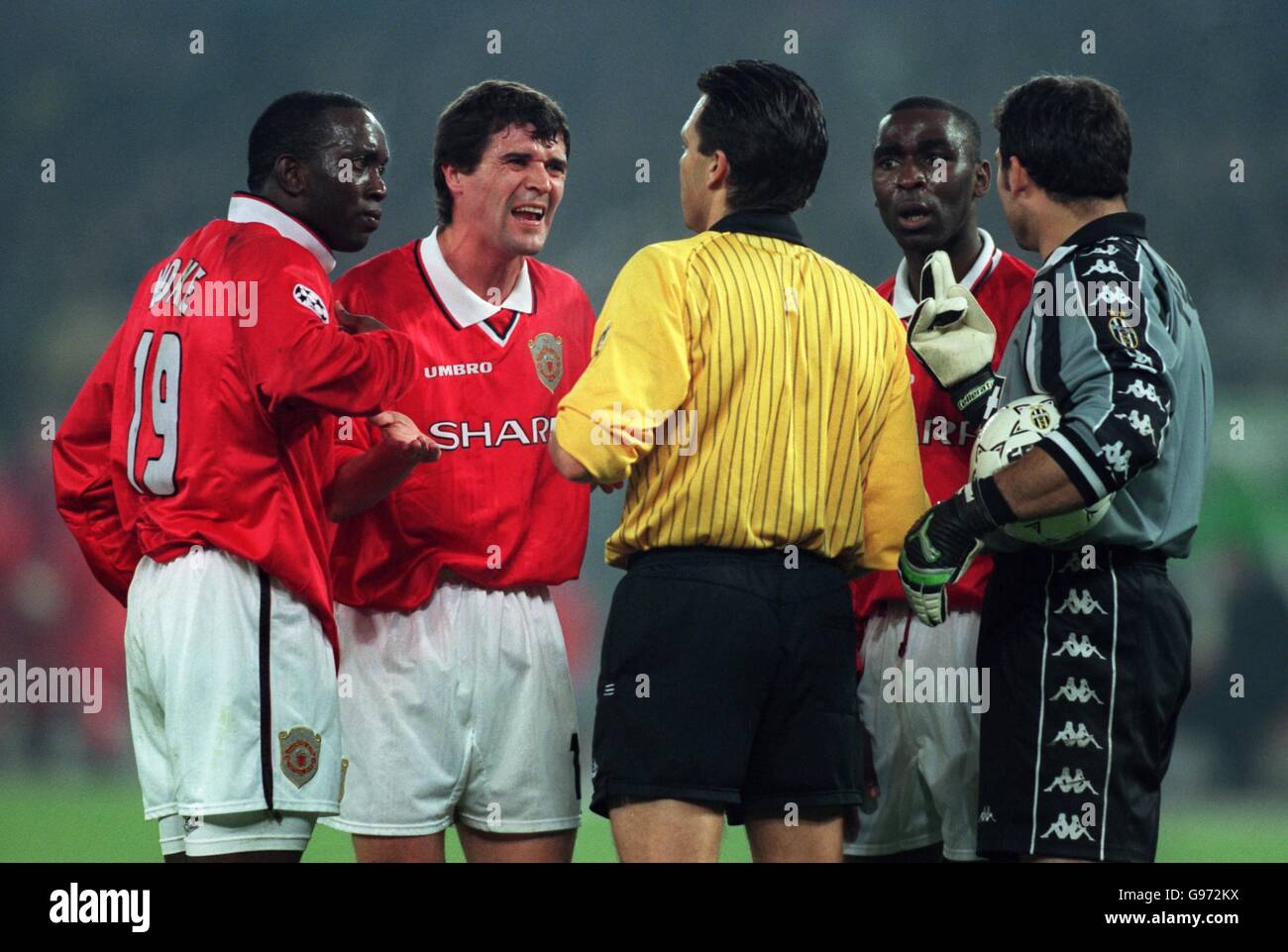 Roy keane manchester united argue hi-res stock photography and images ...