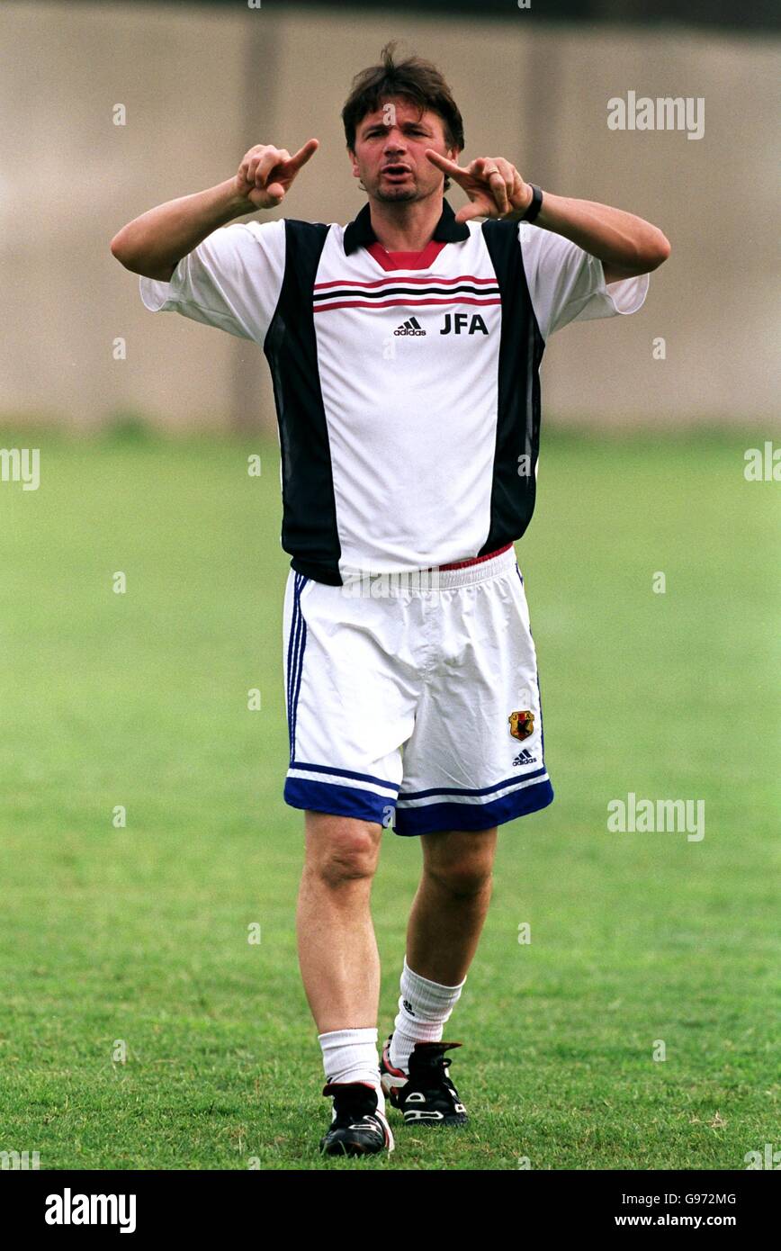 Philippe Troussier trains his players in the Japan training ground in ...