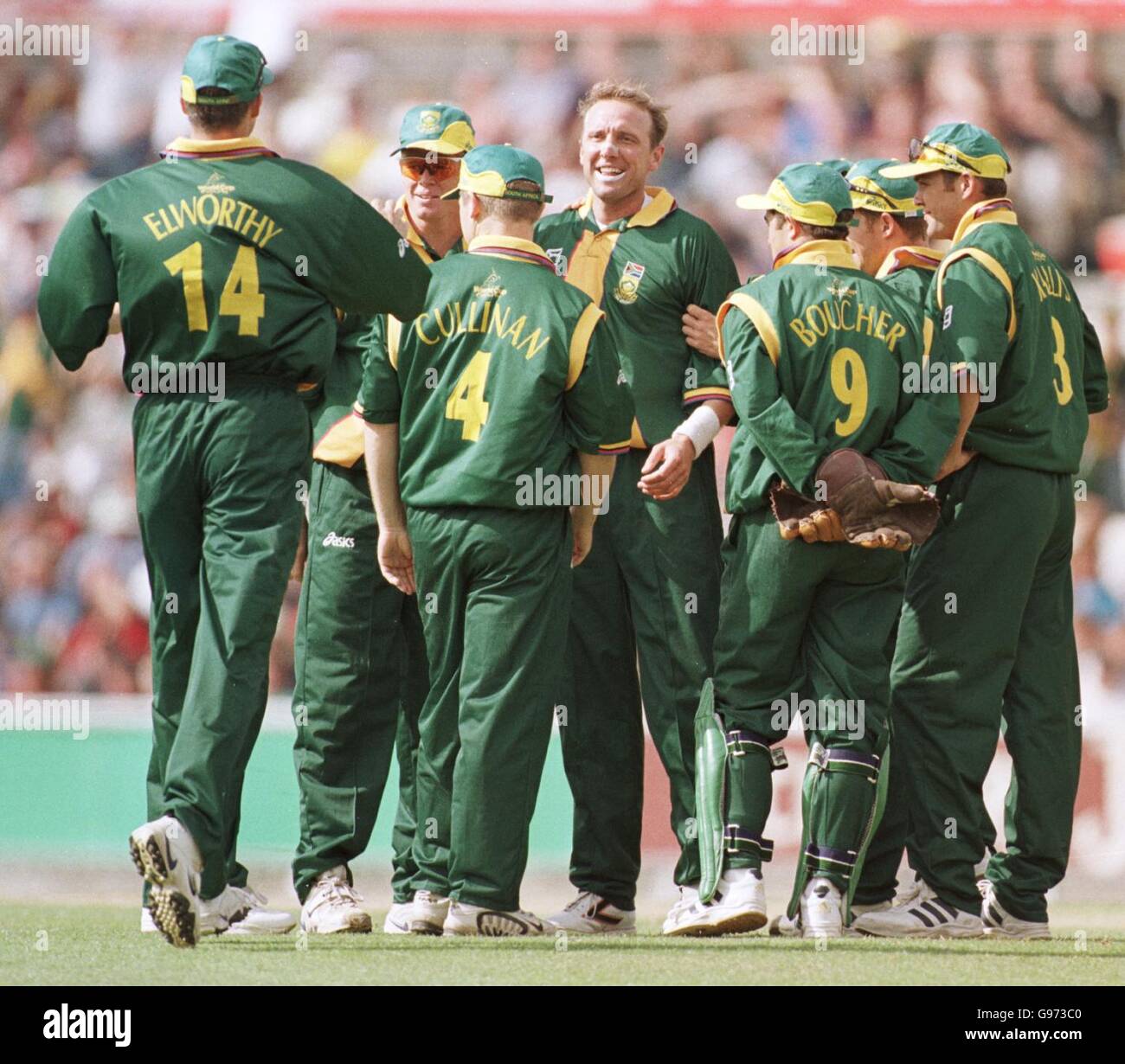 South Africa's Alan Donald celebrates the wicket of Andrew Flintoff ...
