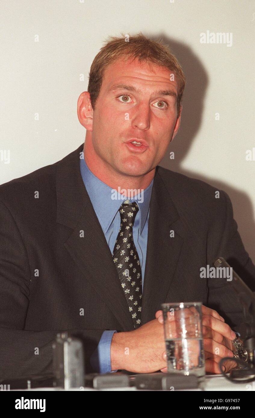 Former england captain lawrence dallaglio hi-res stock photography and ...