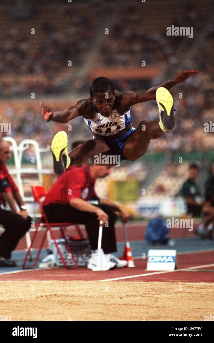 Fiona may on her way to in the long jump hi-res stock photography and ...