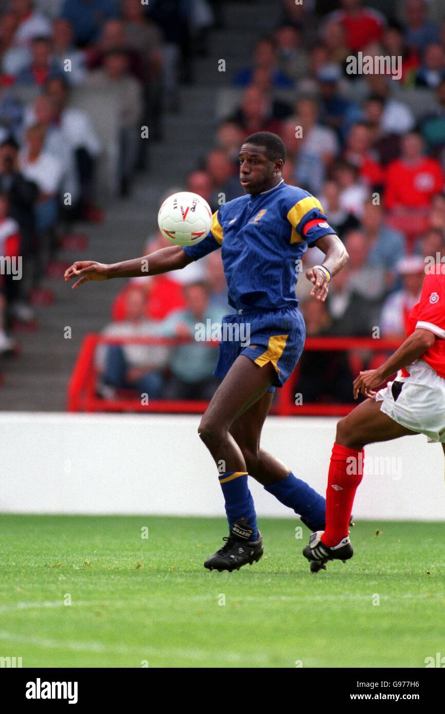 Sport football john fashanu hi-res stock photography and images - Alamy