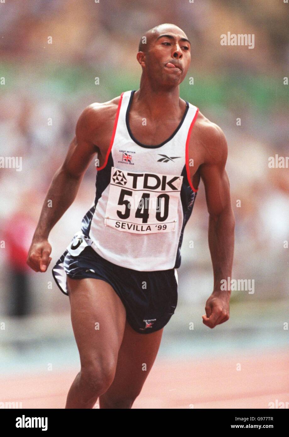 Colin Jackson celebrates winning gold in the 110m hurdles Stock Photo ...
