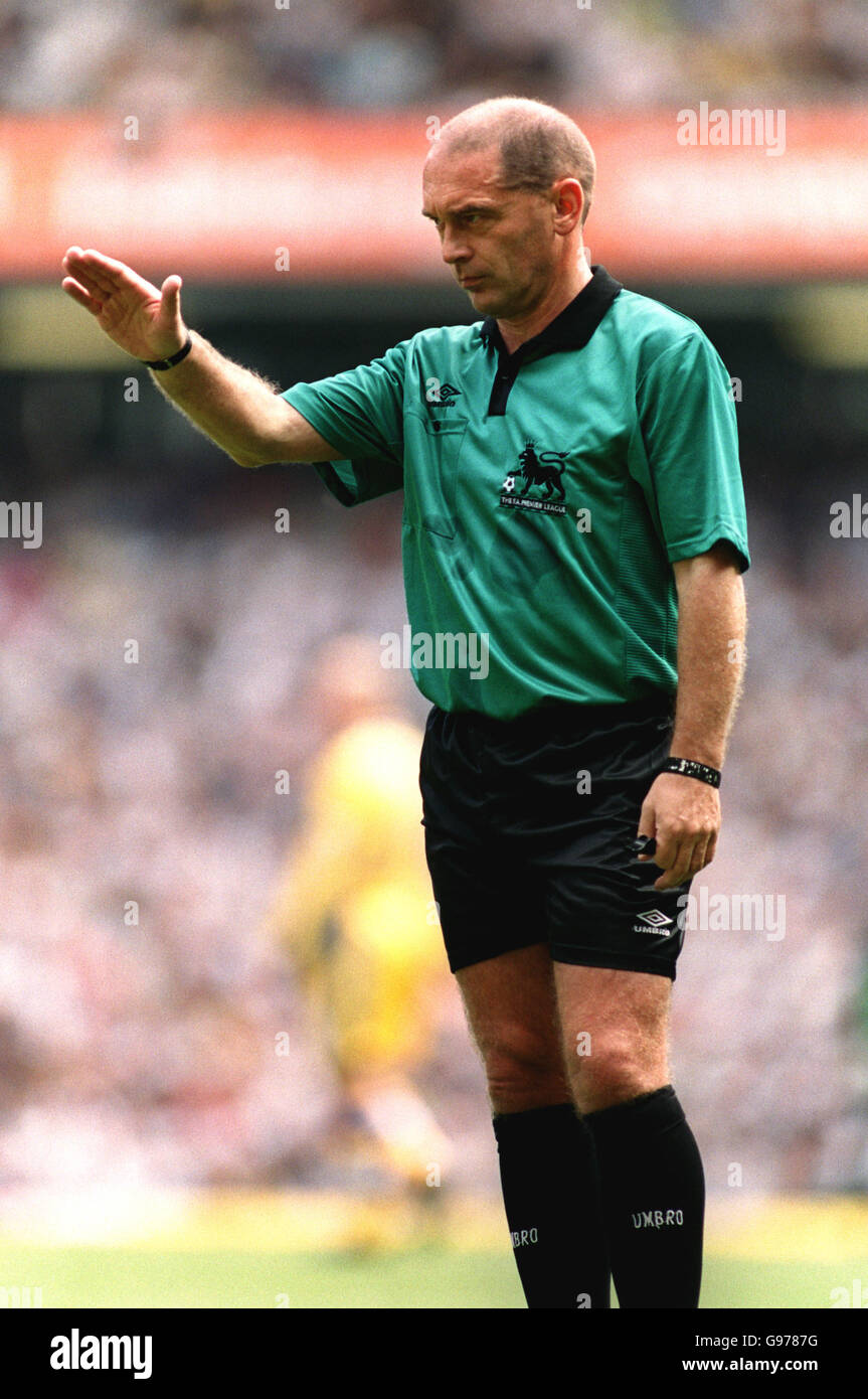 Mike reed premier league referee hi-res stock photography and images ...