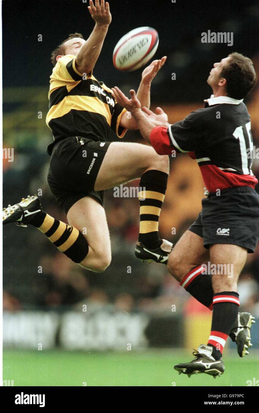 Wasps rob henderson gloucesters richard tombs leap for high ball hi-res ...