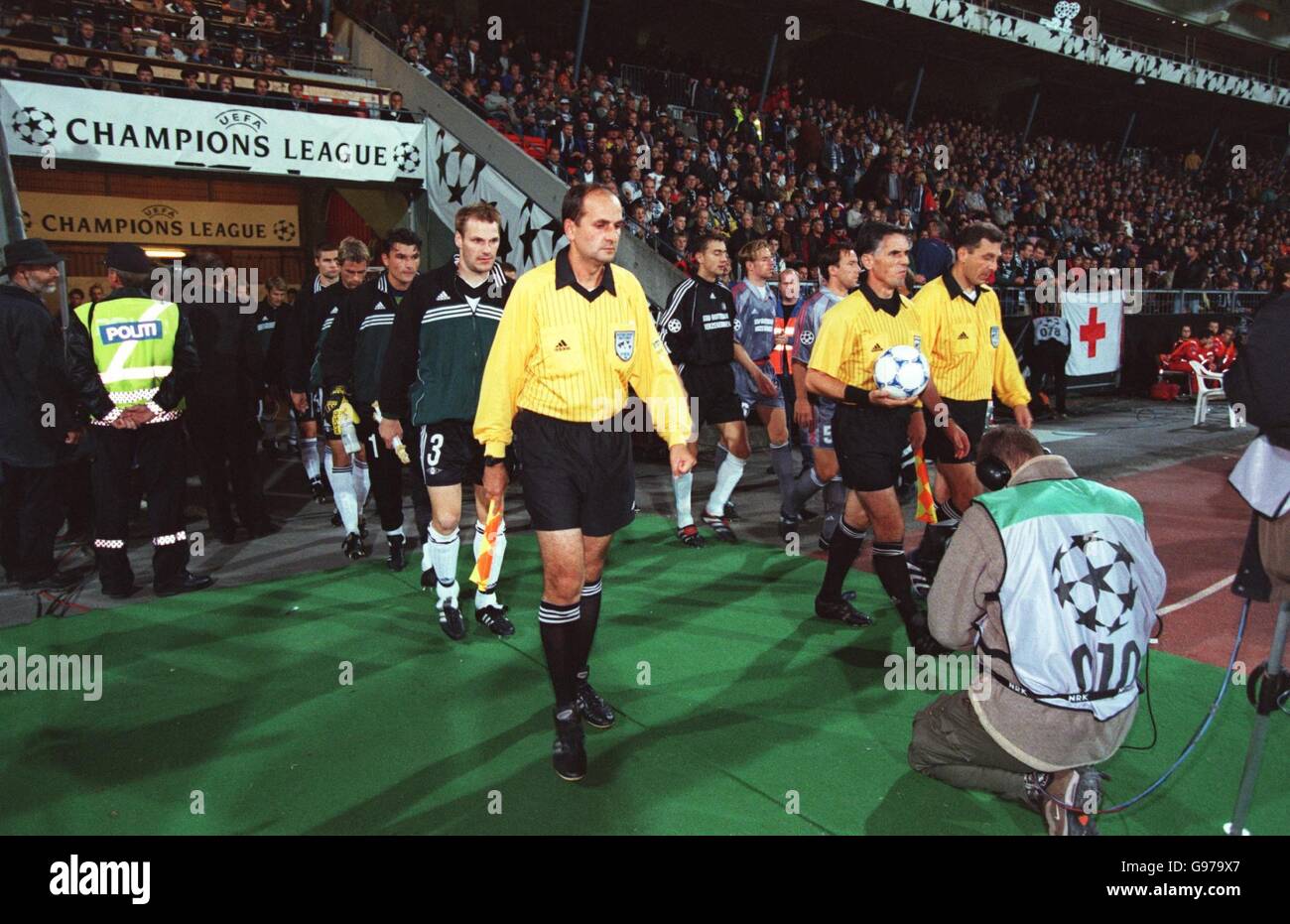 Walking out tunnel football hi-res stock photography and images - Alamy