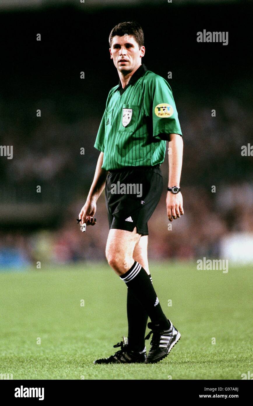 Soccer - UEFA Champions League - Group B - Barcelona v Arsenal. Referee ...