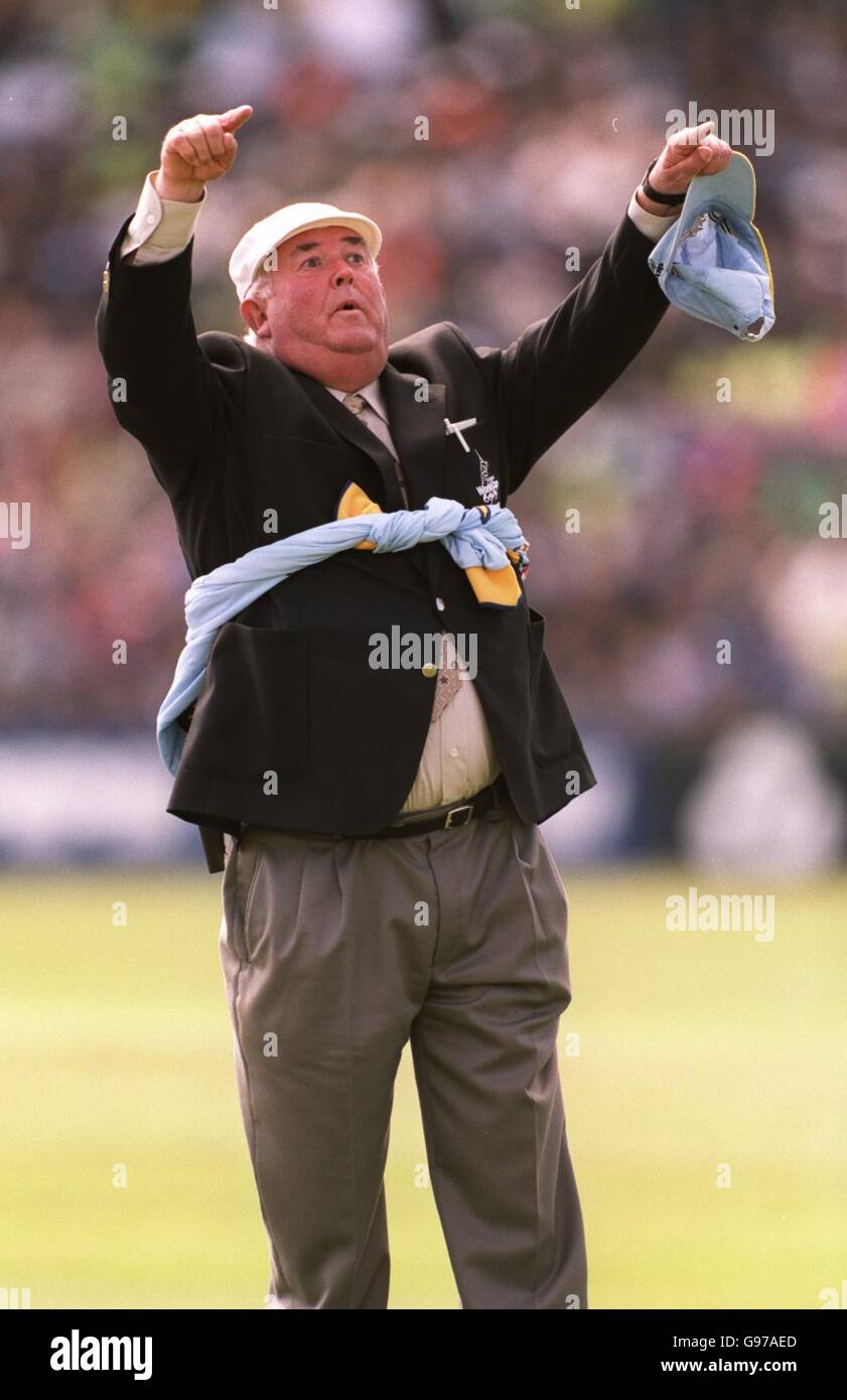 David shepherd cricket umpire hi-res stock photography and images - Alamy