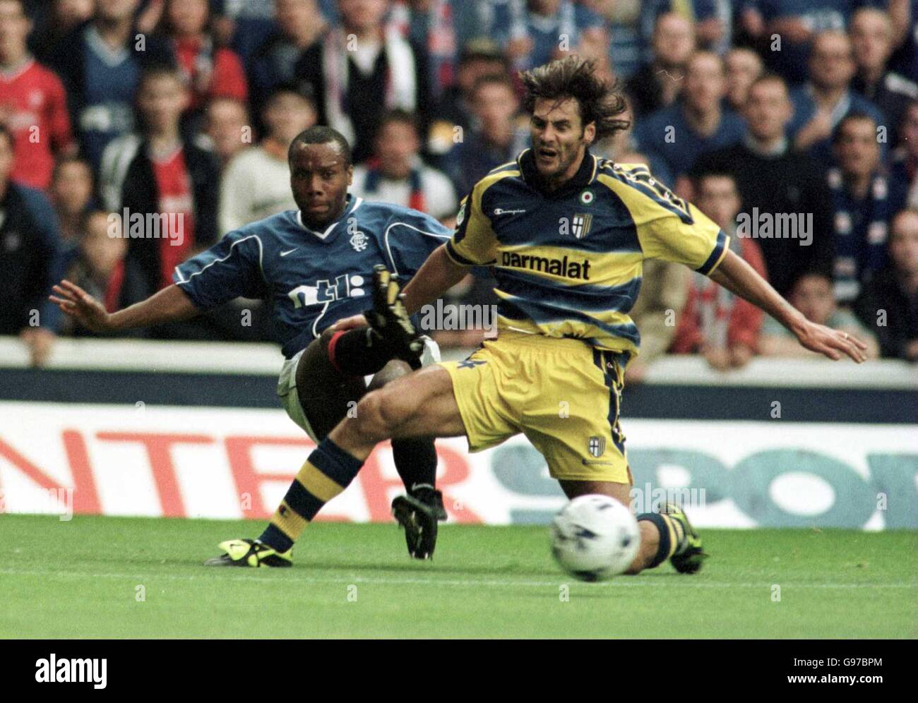 Rangers rod wallace gets a cross in under pressure hi-res stock ...
