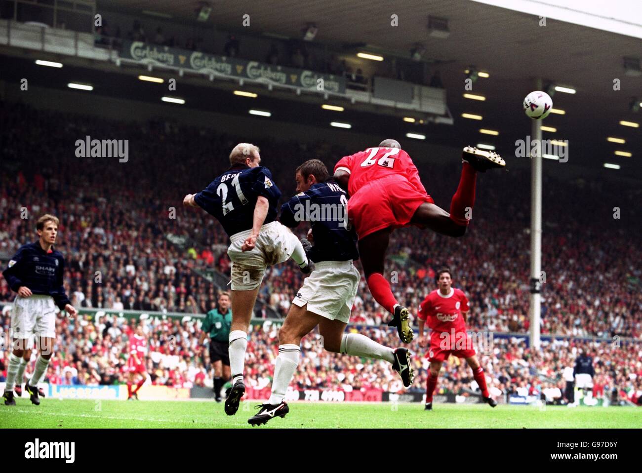 Manchester United's Henning Berg (left) and Ronnie Wallwork (centre ...