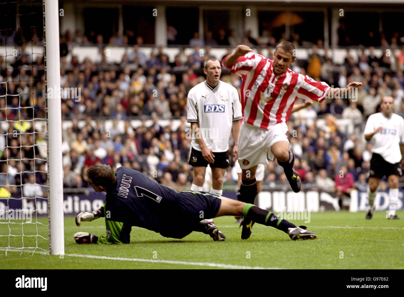 Sunderland's Kevin Phillips (r) flicks the ball past Derby County ...