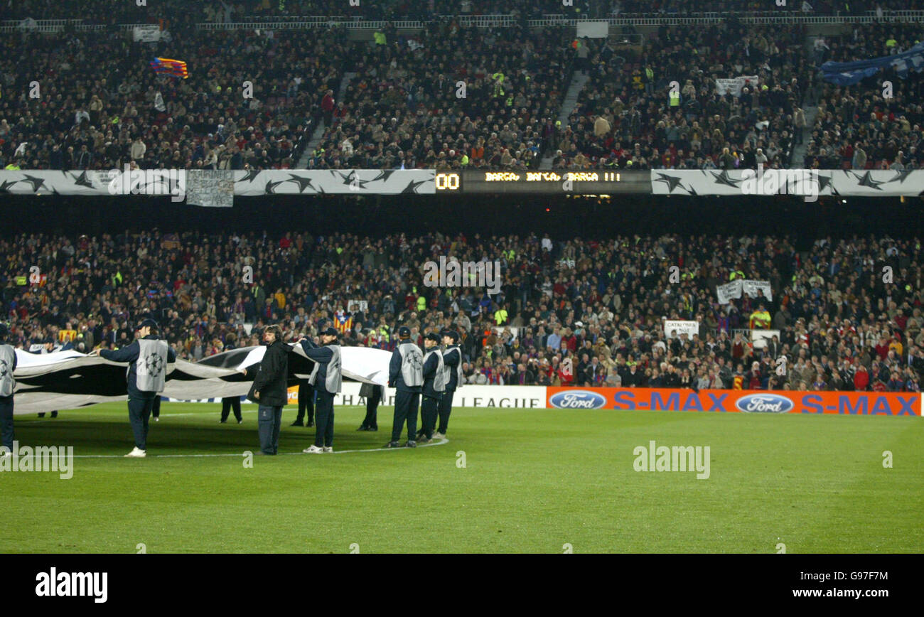 Nou camp ball boys wave the giant star ball hi-res stock photography ...