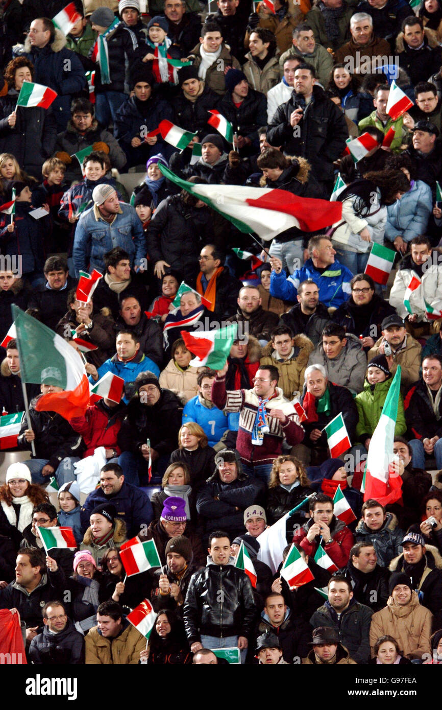 Italy fans with flags and banners hi-res stock photography and images ...