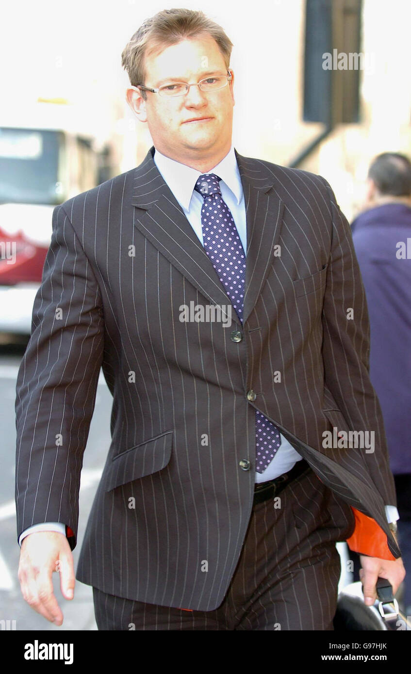 Pathologist dr nicholas hunt leaves oxford old assizes hi-res stock ...