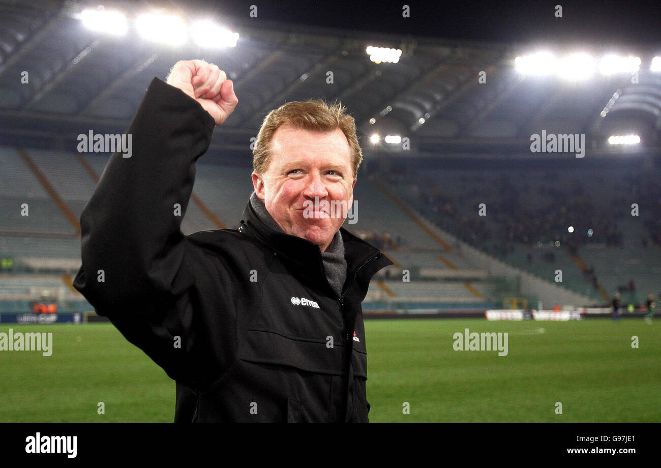 Middlesbrough manager steve mcclaren celebrates uefa cup hi-res stock ...