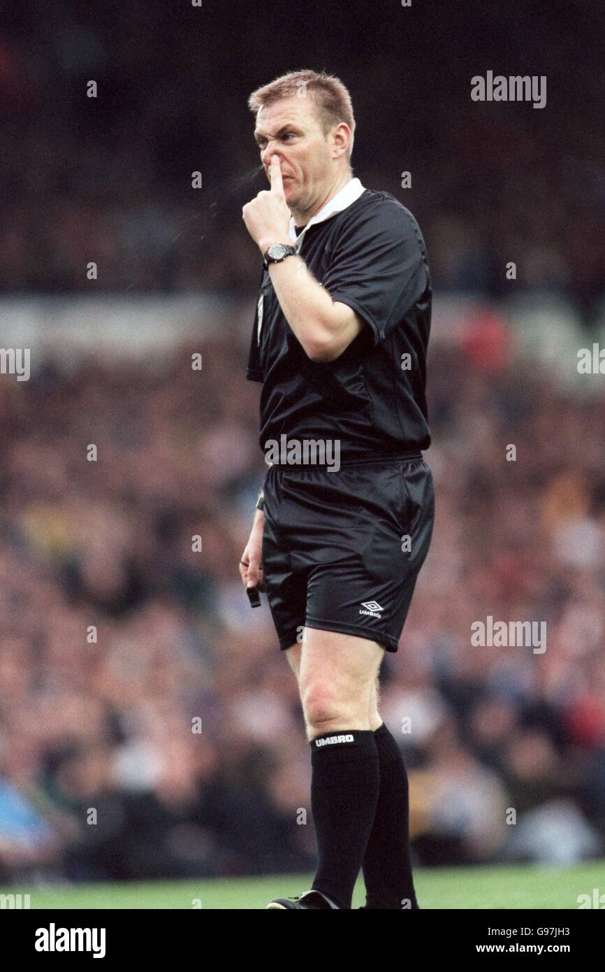 Referee graham poll blows nose hi-res stock photography and images - Alamy