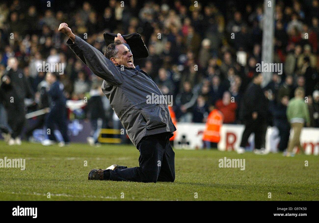 A Fulham fan celebrates victory over Chelsea on the pitch Stock Photo ...