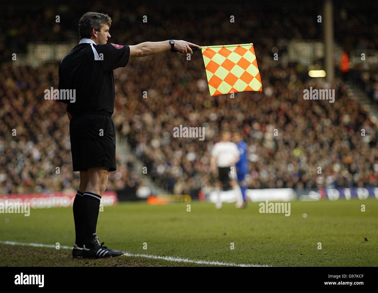 Referee signals hi-res stock photography and images - Alamy