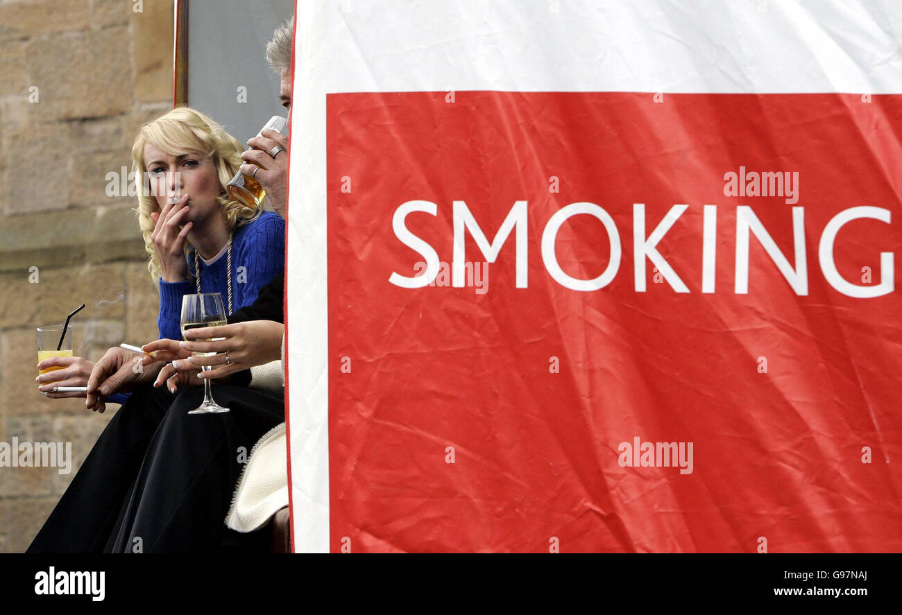 Smoking ban 2006 hi-res stock photography and images - Alamy