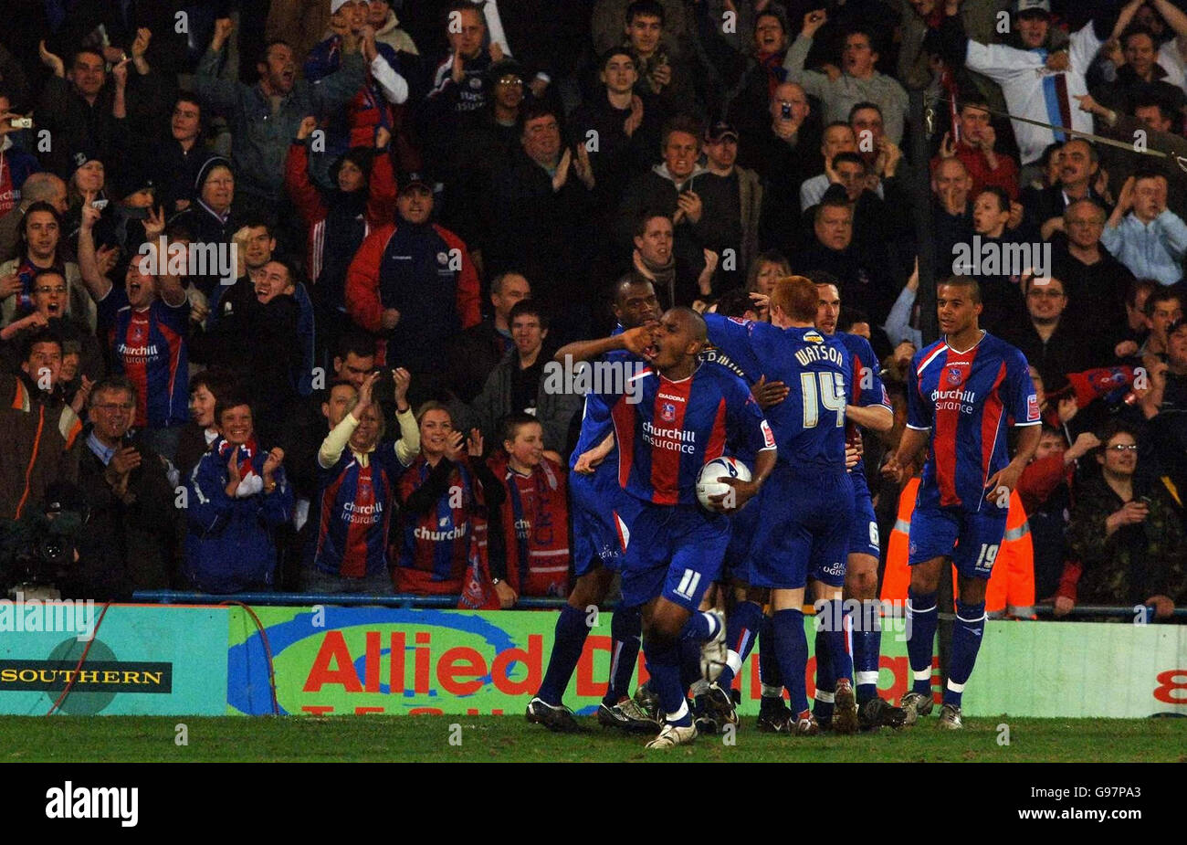 Crystal Palace players celebrate after Dougie Freedman scores from his ...