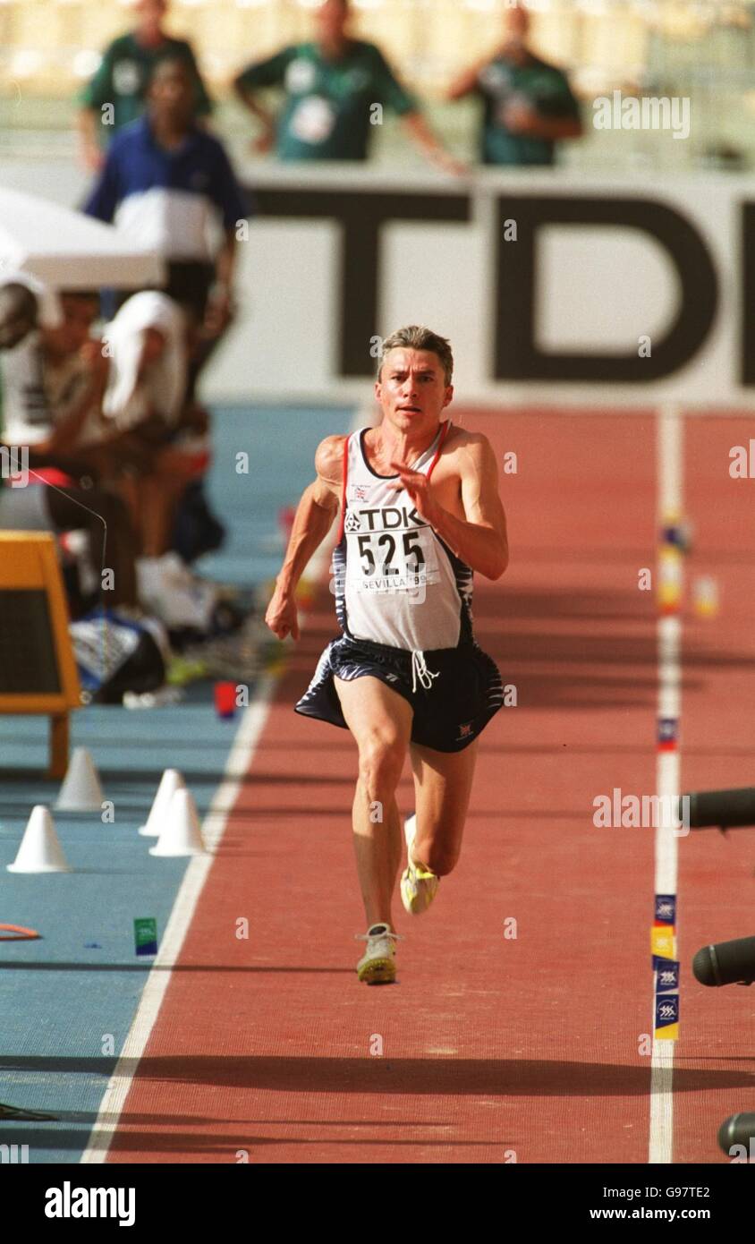 Jonathan edwards in action in the triple jump competition hi-res stock ...