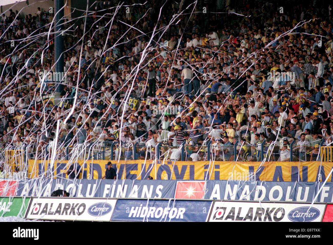 Streamer fan crowd toilet roll football hi-res stock photography and ...
