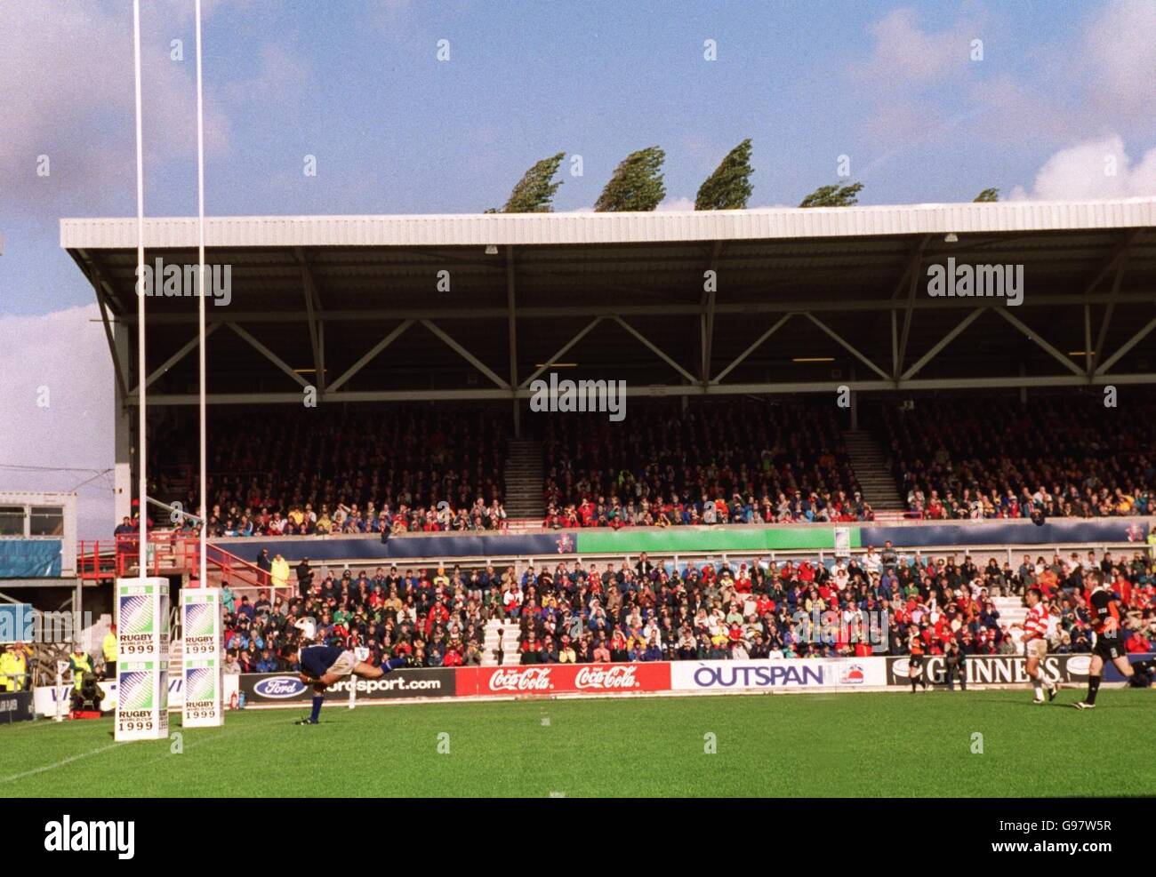 Samoan Captain Pat Lam breaks away from the Japanese to score with ease ...