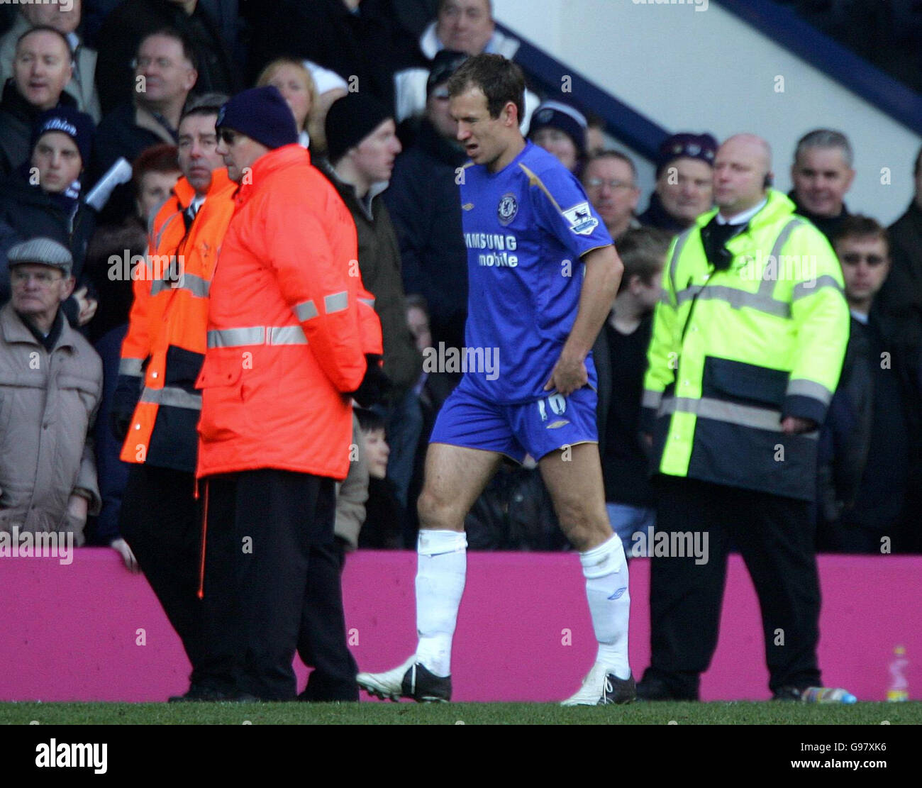 Chelseas arjen leaves the pitch after recieving red card hi-res stock ...