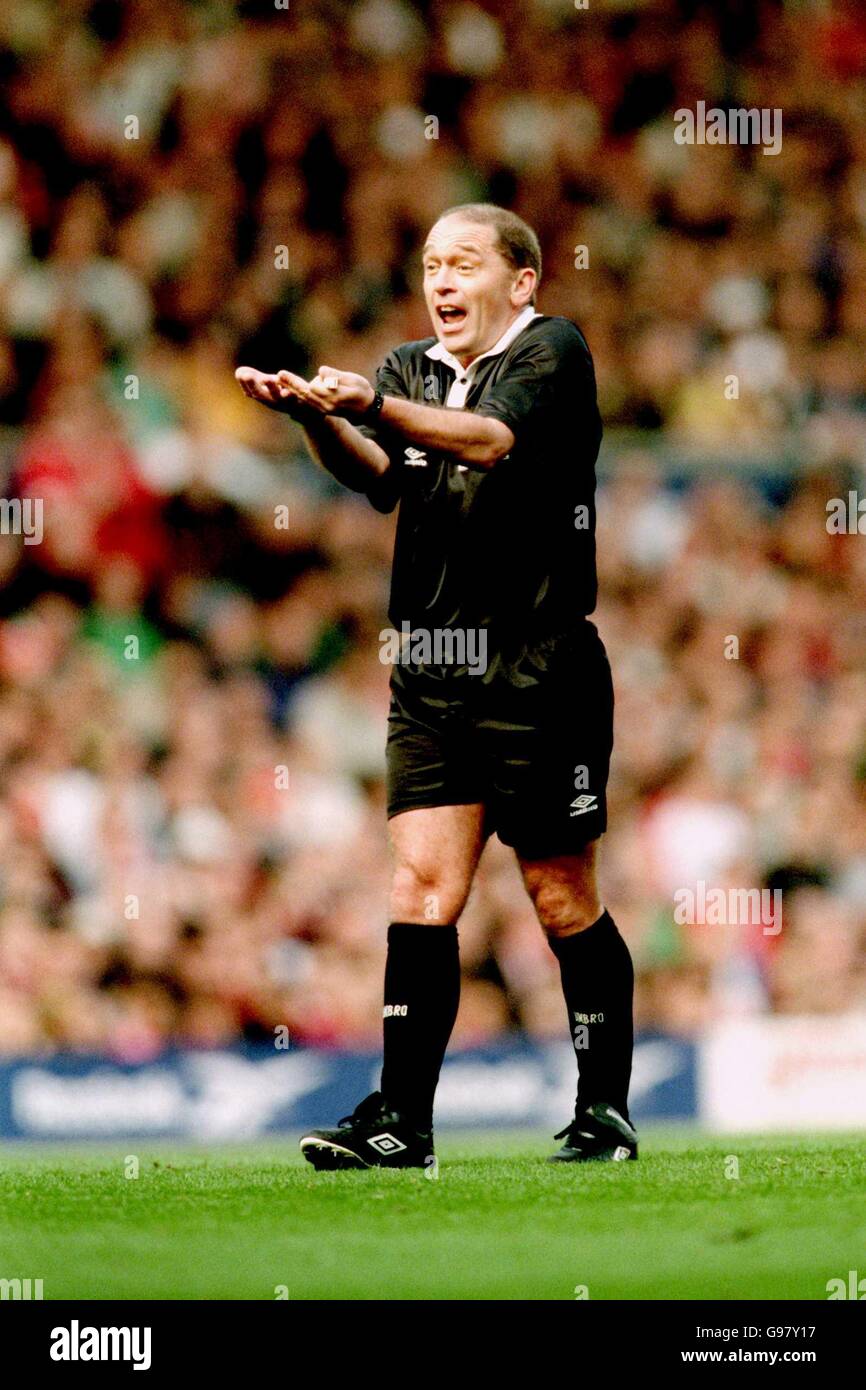 Mike reed premier league referee hi-res stock photography and images ...