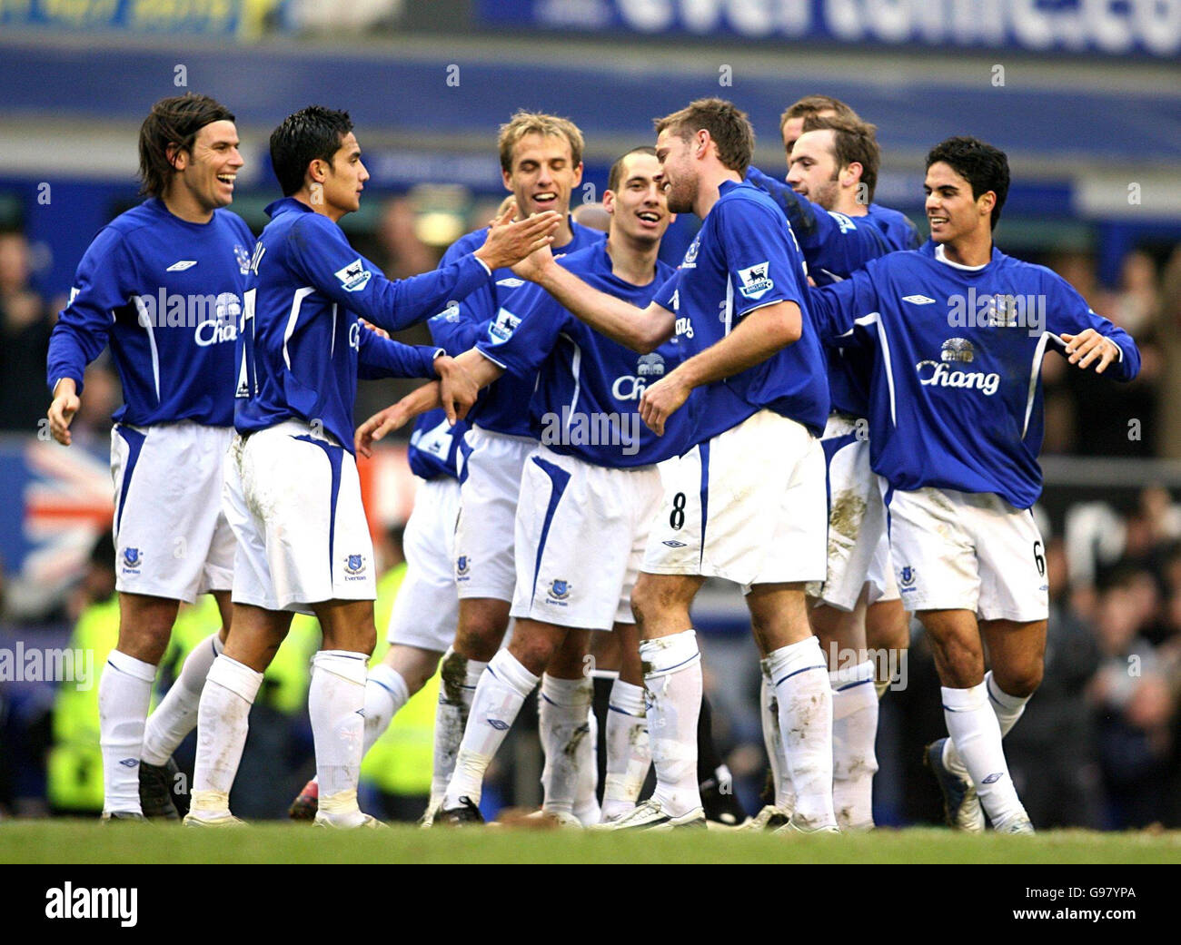 Everton's James Beattie (centre right) celebrates his second goal ...