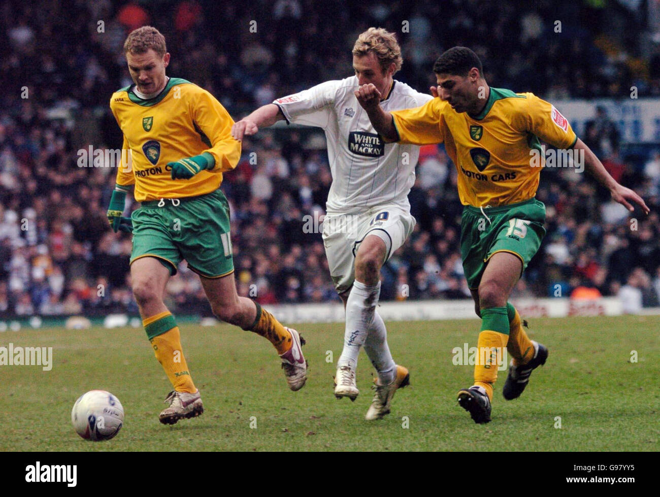 Leeds United's Rob Hulse (C) takes on Norwich City's Jonatan Johansson ...