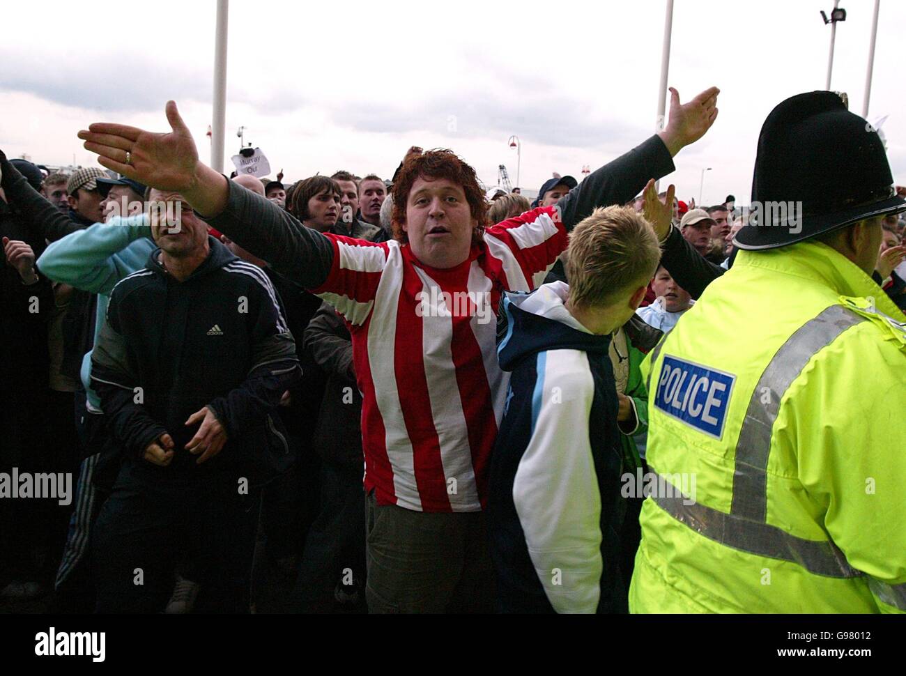 Sunderland fans call for the head of chairman bob murray hi-res stock ...