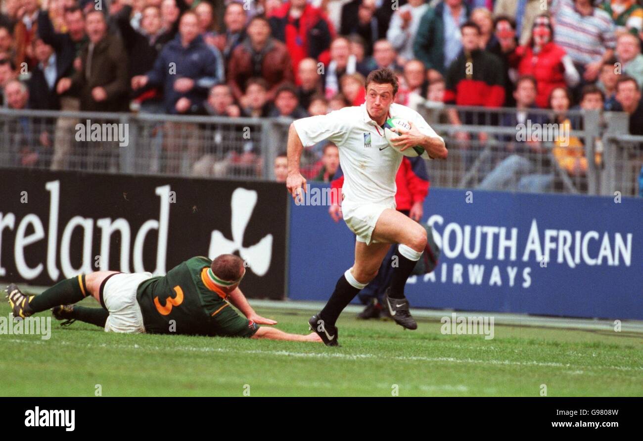 England's Dan Luger (right) goes around South Africa's Cobus Visagie ...