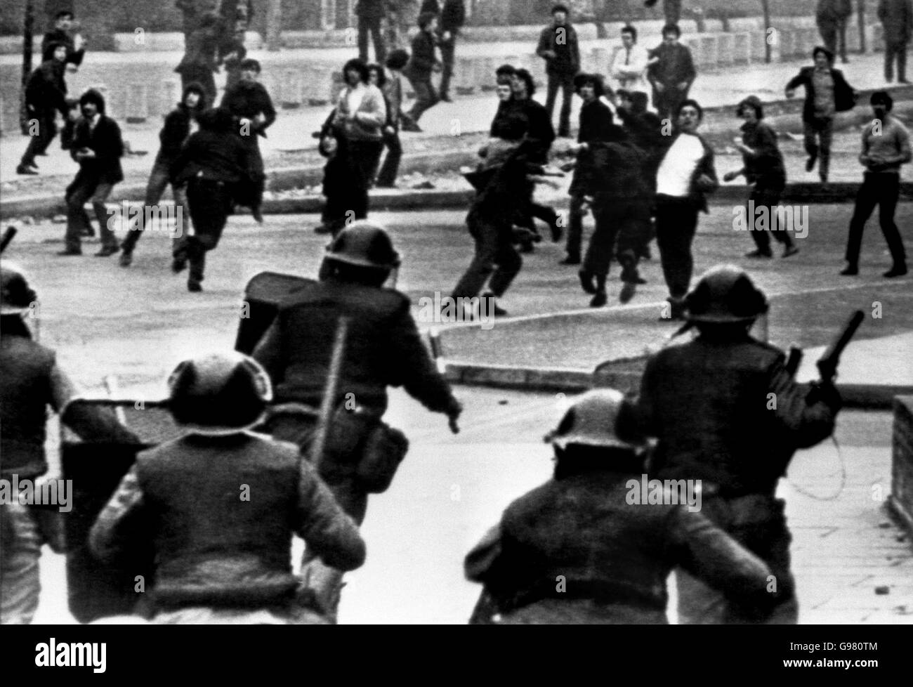 Riots in londonderry hi-res stock photography and images - Alamy