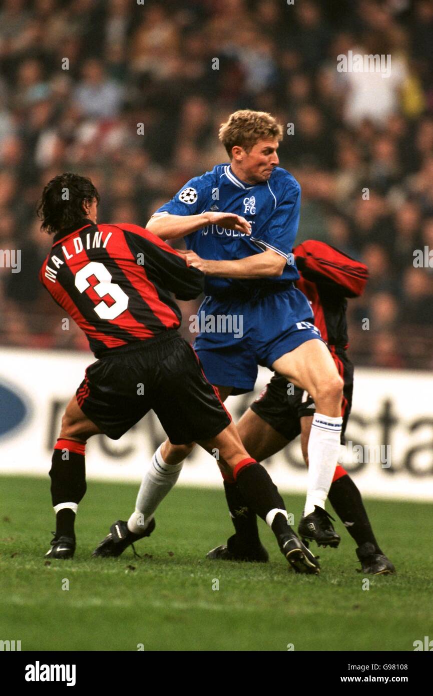 Ac milans paolo maldini blocks chelseas tore andre flo hi-res stock photography and images - Alamy