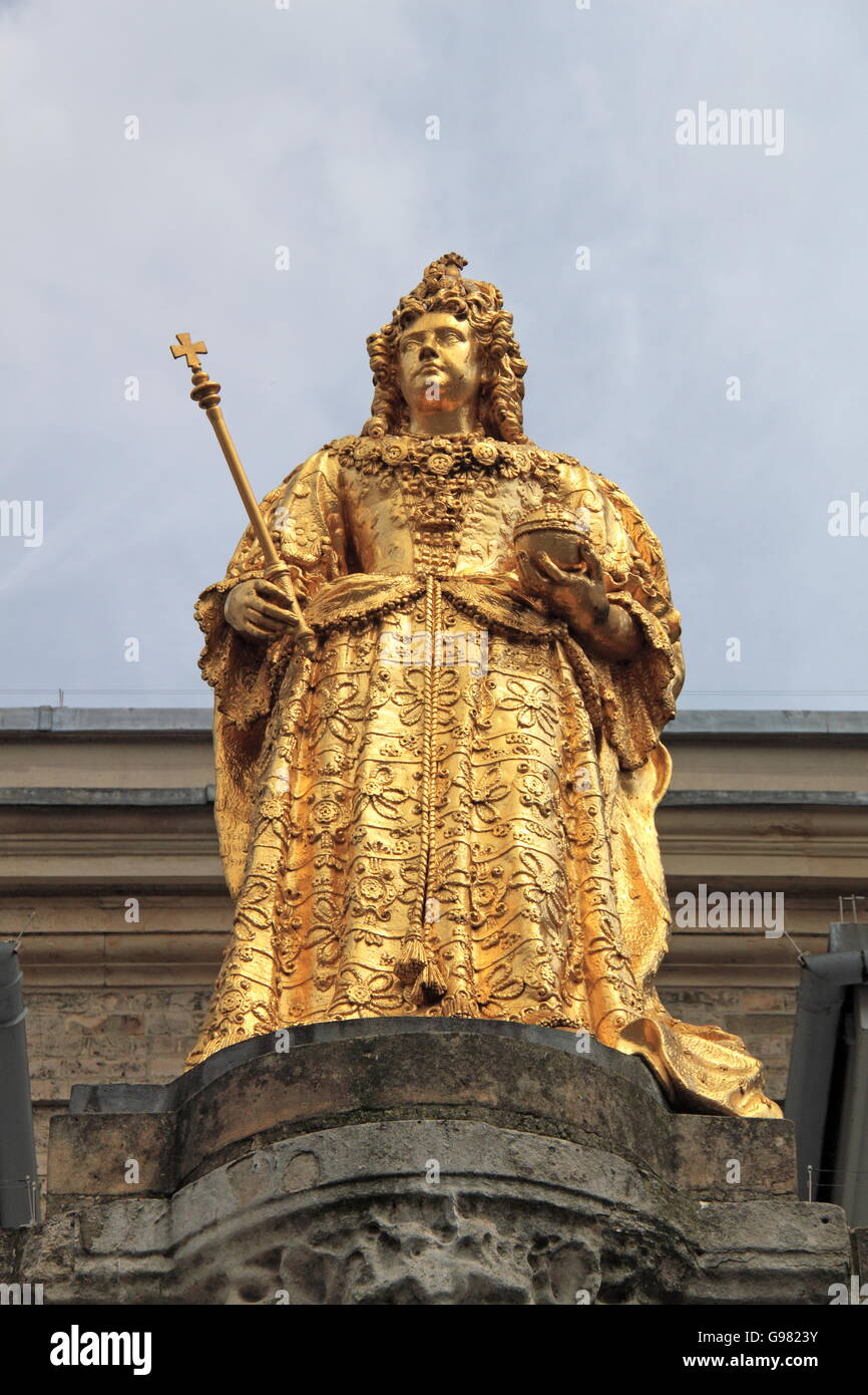 Queen anne statue sculpture hi-res stock photography and images - Alamy