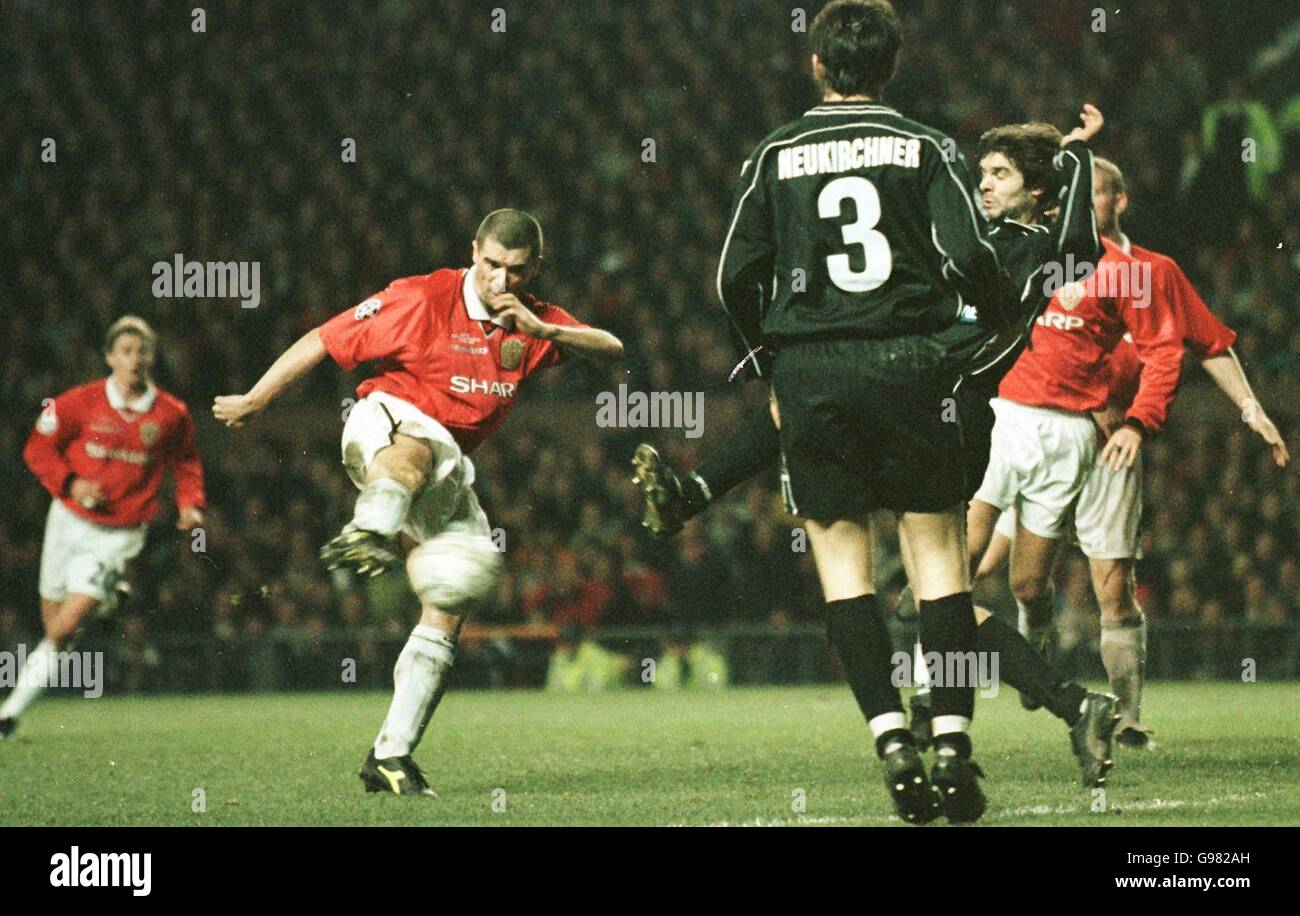 Manchester United's Roy Keane scores United's second goal Stock Photo ...