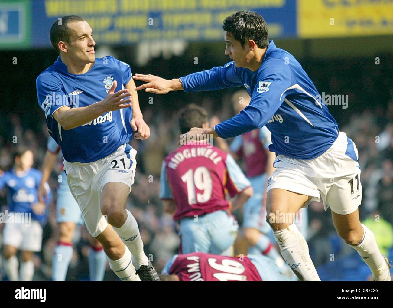 Evertons tim cahill celebrates his goal with leon osman l hi-res stock ...