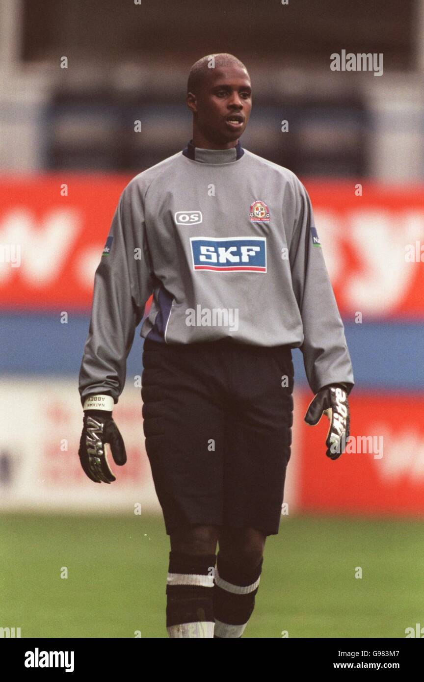 Luton town v kingstonian hi-res stock photography and images - Alamy