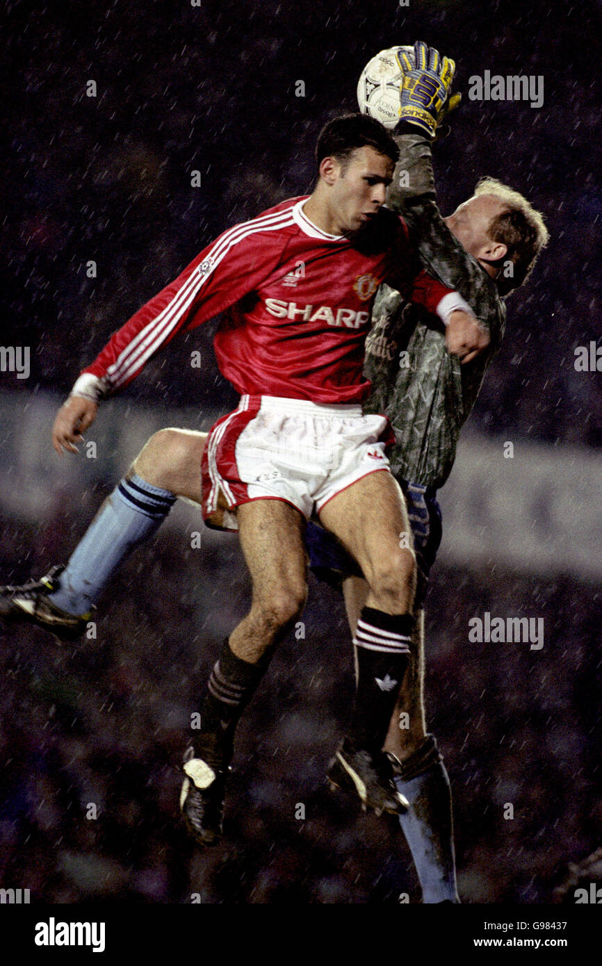 (L-R) Manchester United's Ryan Giggs challenges Middlesbrough ...