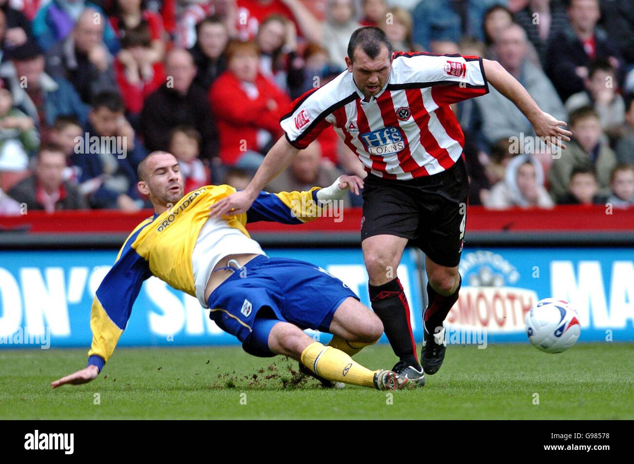 Sheffield United' Neil Shipperley (R) battles for the ball with ...