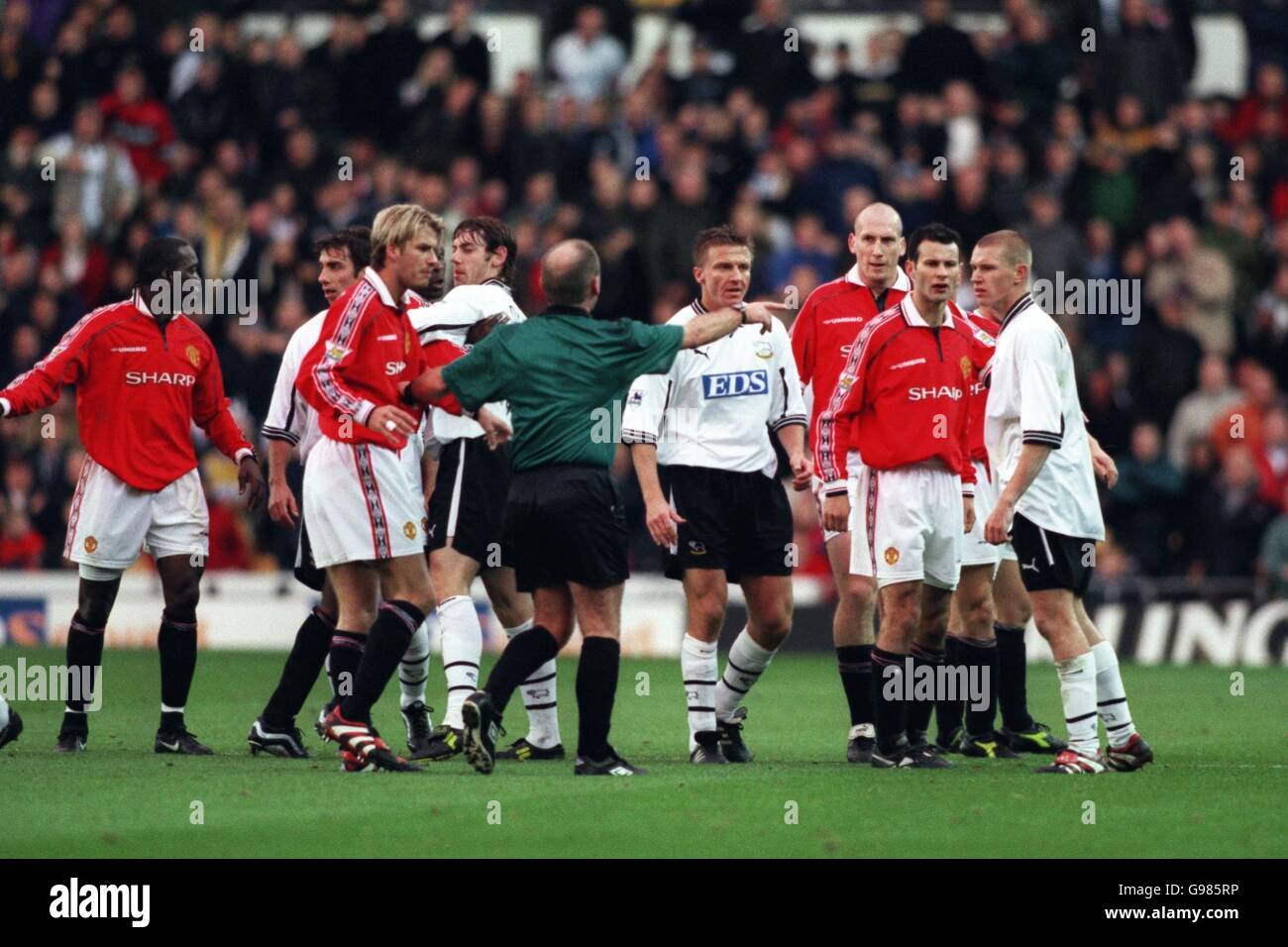 Mike reed premier league referee hi-res stock photography and images ...