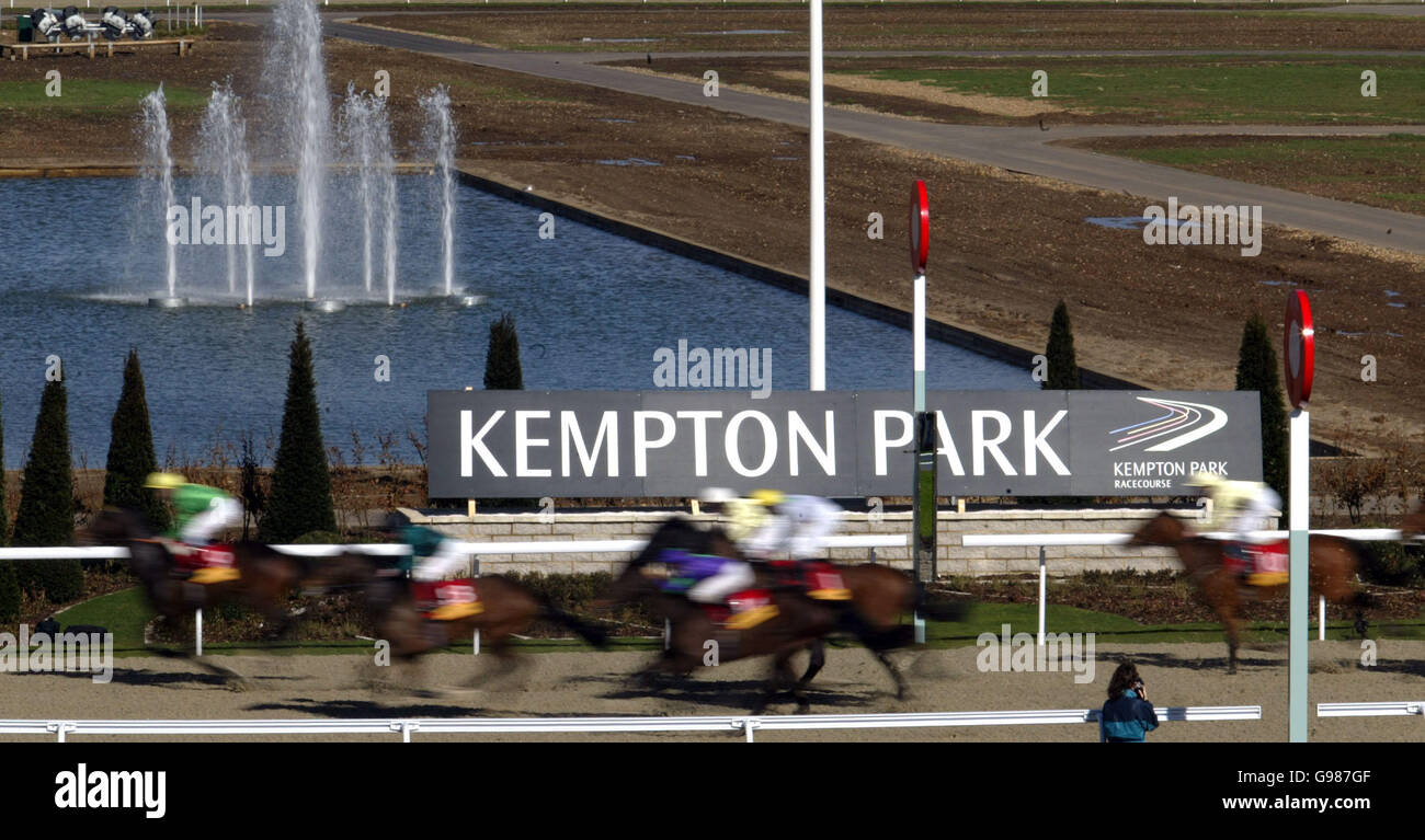 Horse Racing - Kempton Park. Racing at Kempton Park Stock Photo - Alamy
