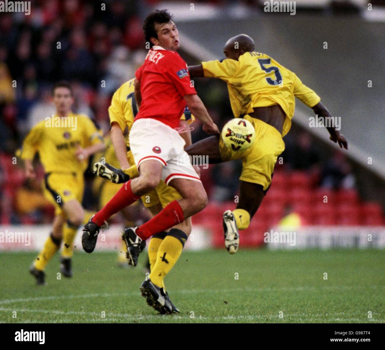 Barnsleys neil shipperley and charltons richard rufus hi-res stock ...