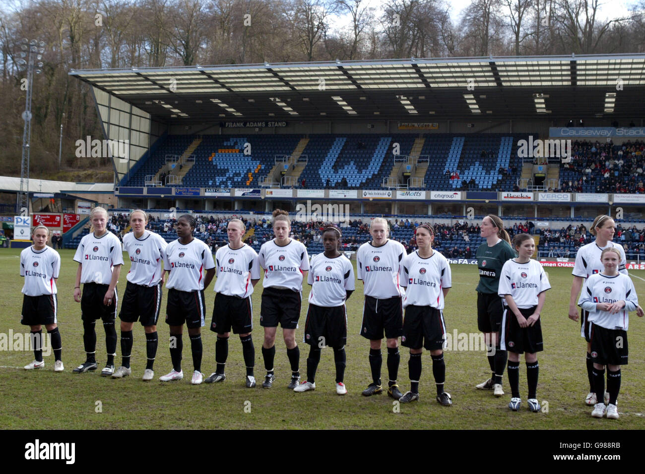 Charlton athletic players line up hi-res stock photography and images ...