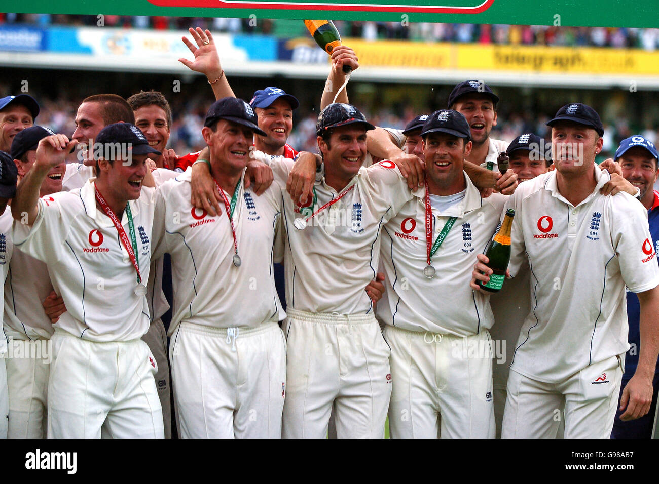 England cricket team ashes 2005 hi-res stock photography and images - Alamy