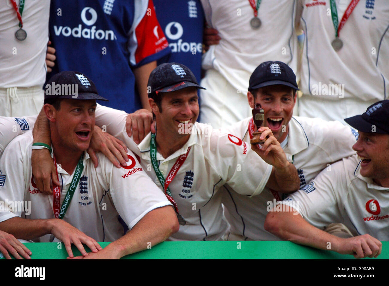 England team celebrate after winning the Ashes on the final day of the ...