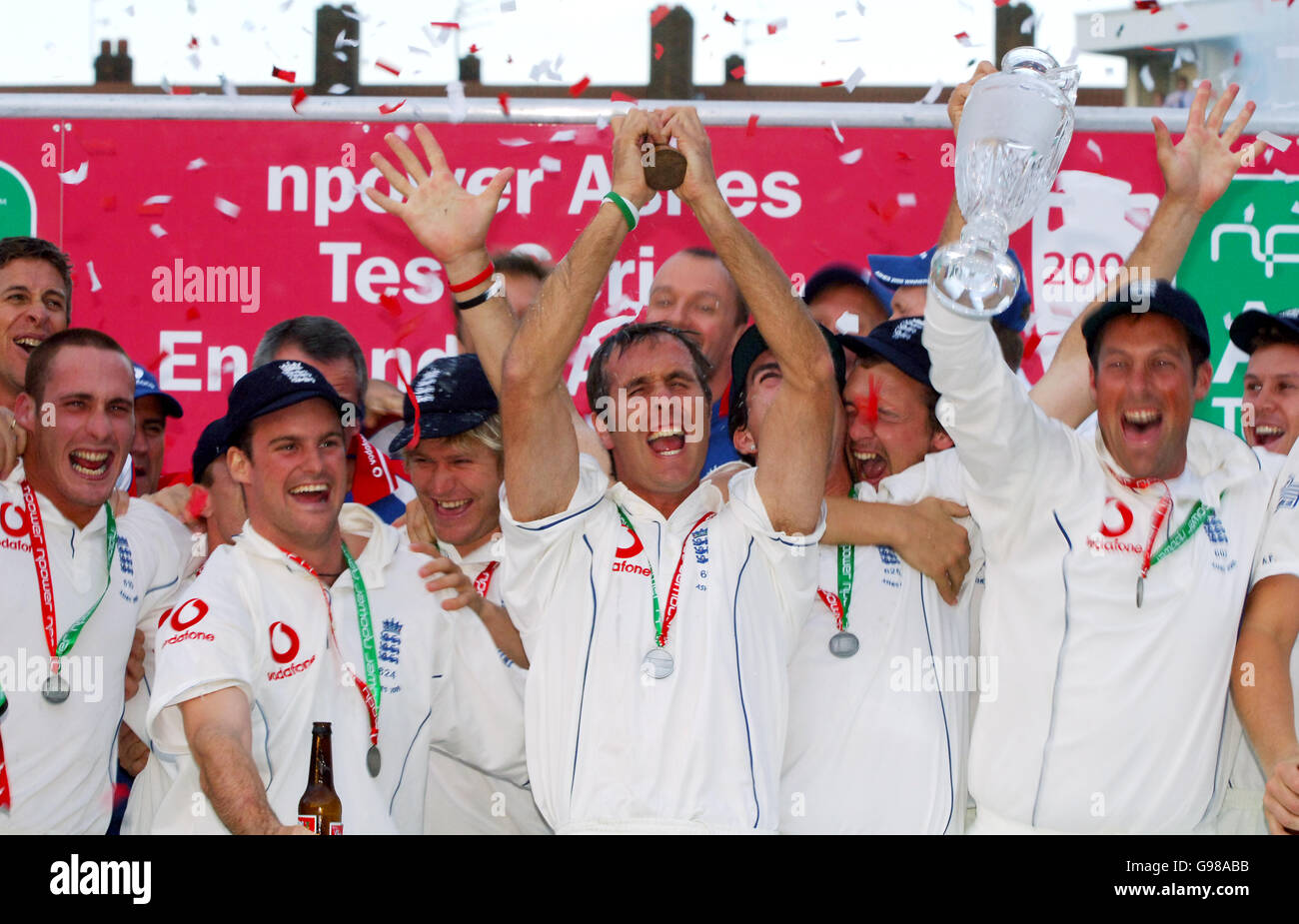 England team celebrate after winning the Ashes on the final day of the ...