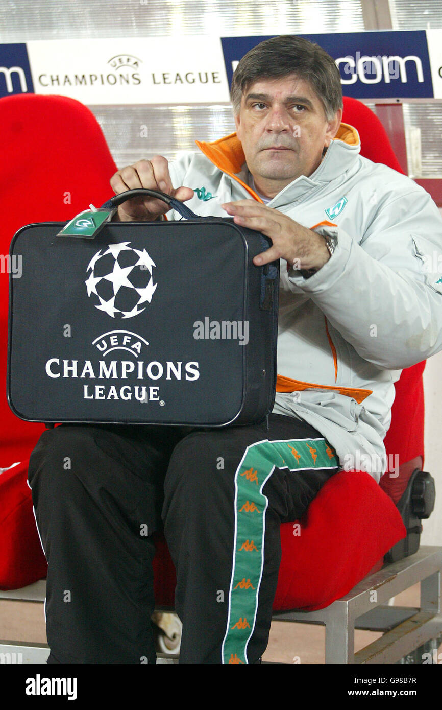 Football physio bag hi-res stock photography and images - Alamy