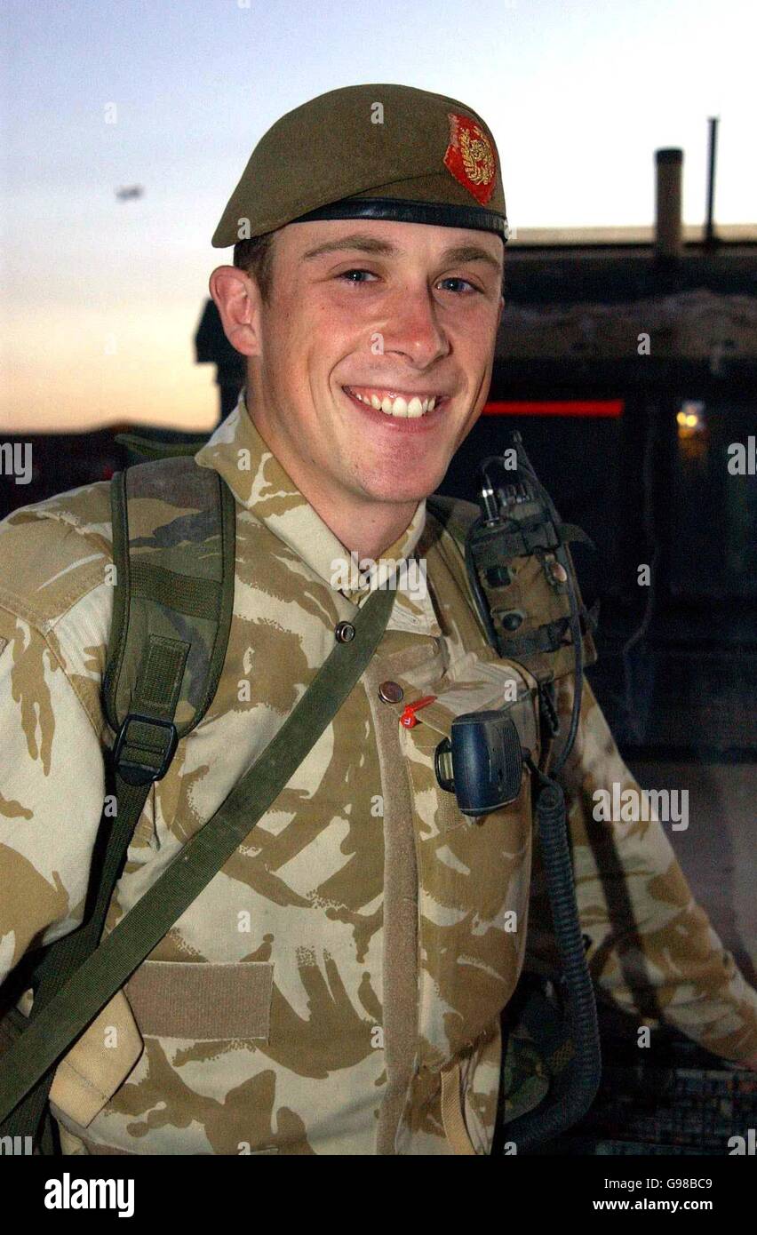 A british soldier on patrol in iraq hi-res stock photography and images ...